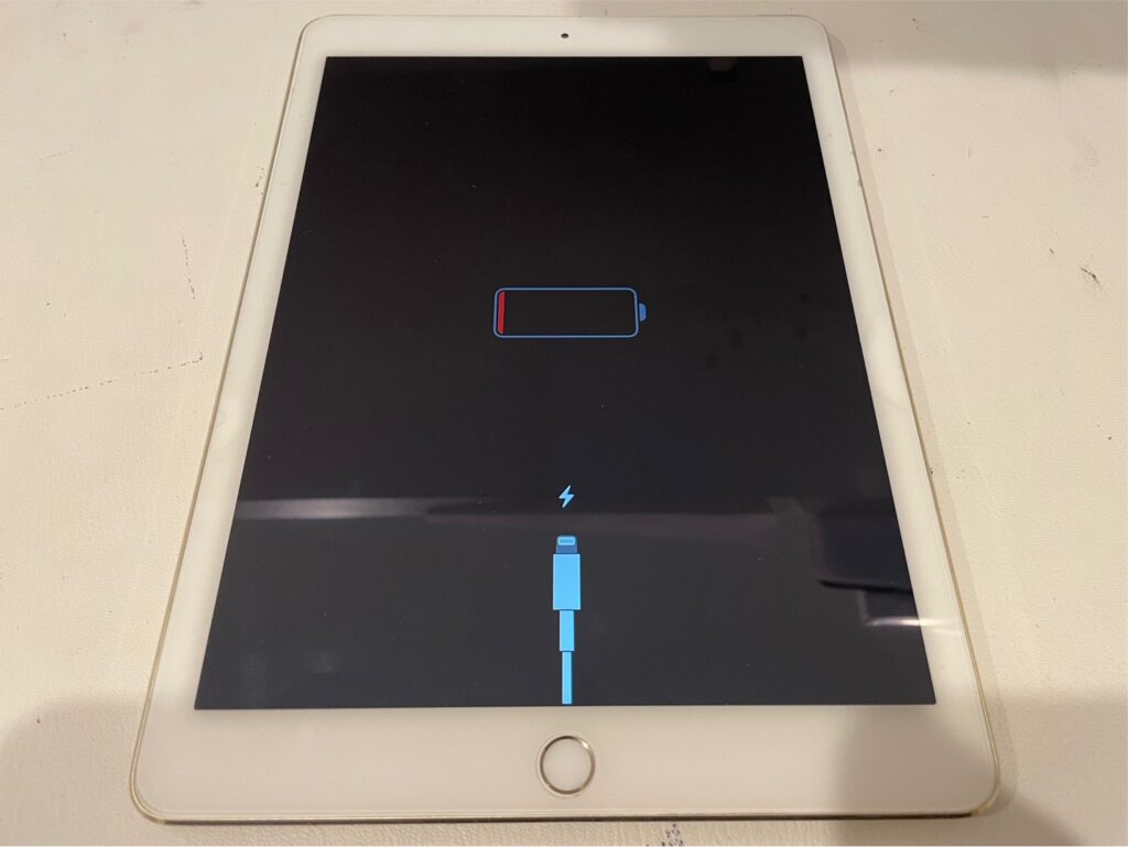 iPadAir2充電しないと電源が落ちる！【iPad修理所沢】 | iPhone・iPad・スマホ修理｜SmaFast所沢プロぺ通り店